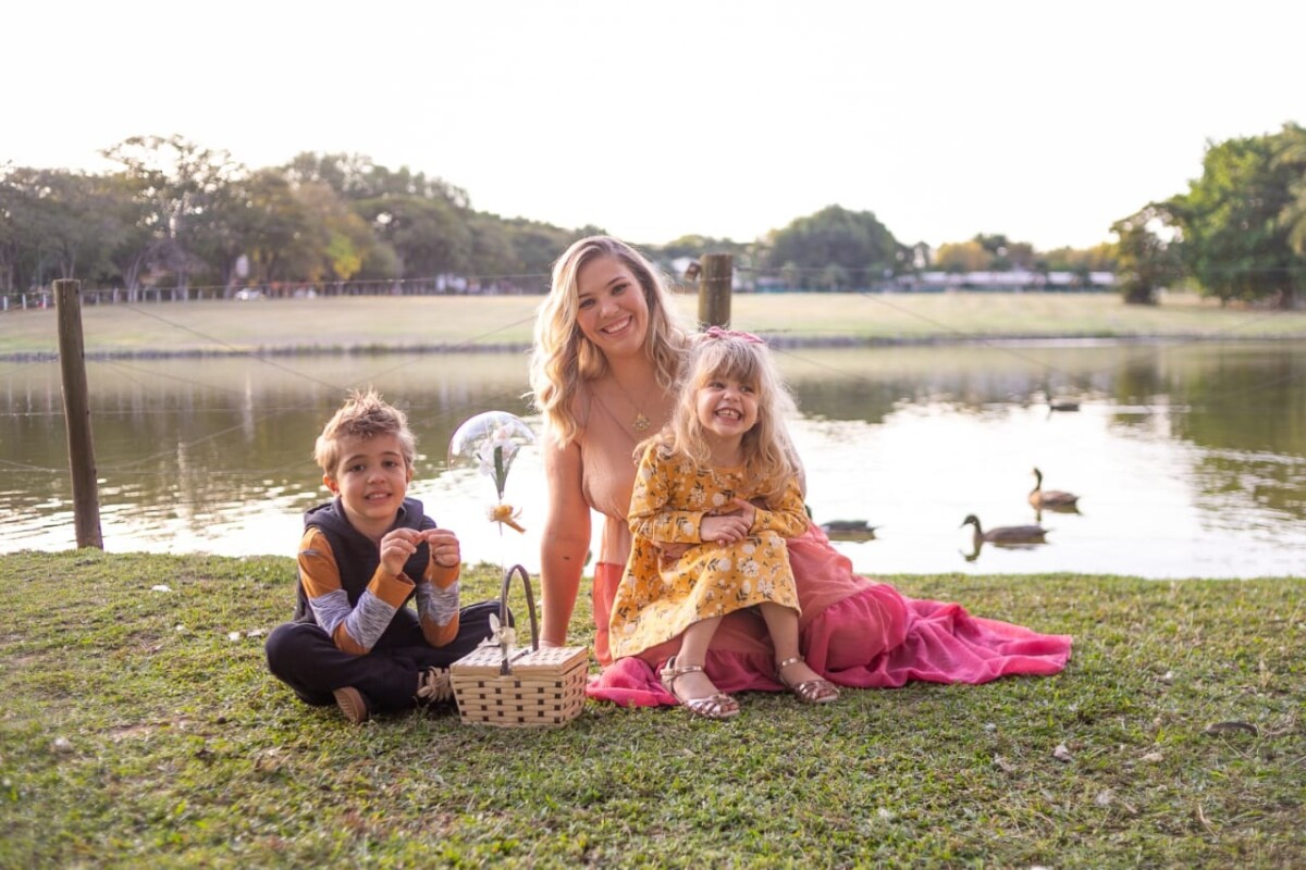 Mãe de dois filhos cria conteúdo relacionado à maternidade no Instagram ...