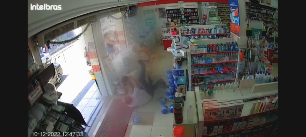 Homem espanca Balconista de drogaria no Centro - TV Jaguari