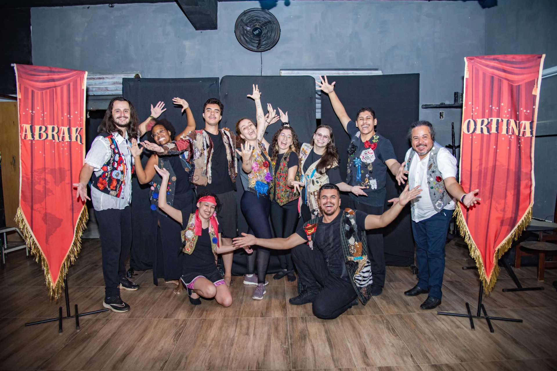 Abrakortina apresenta novo espetáculo “Abra o Baú de Histórias” em 2026 ...