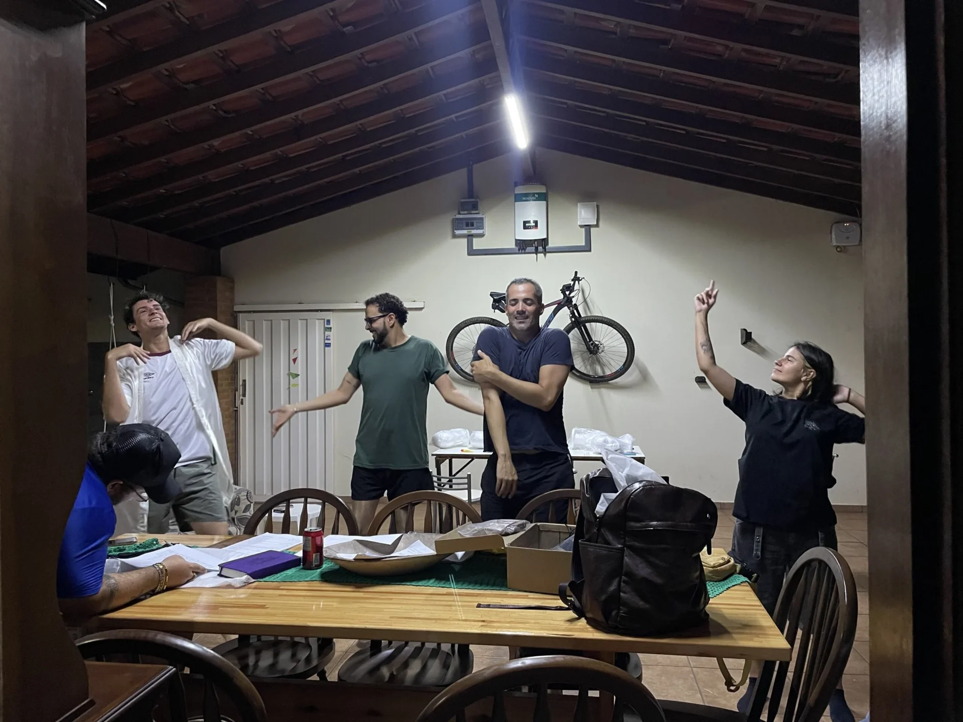 CONTRACANTO investiga identidade e pertencimento nos bastidores de uma ...